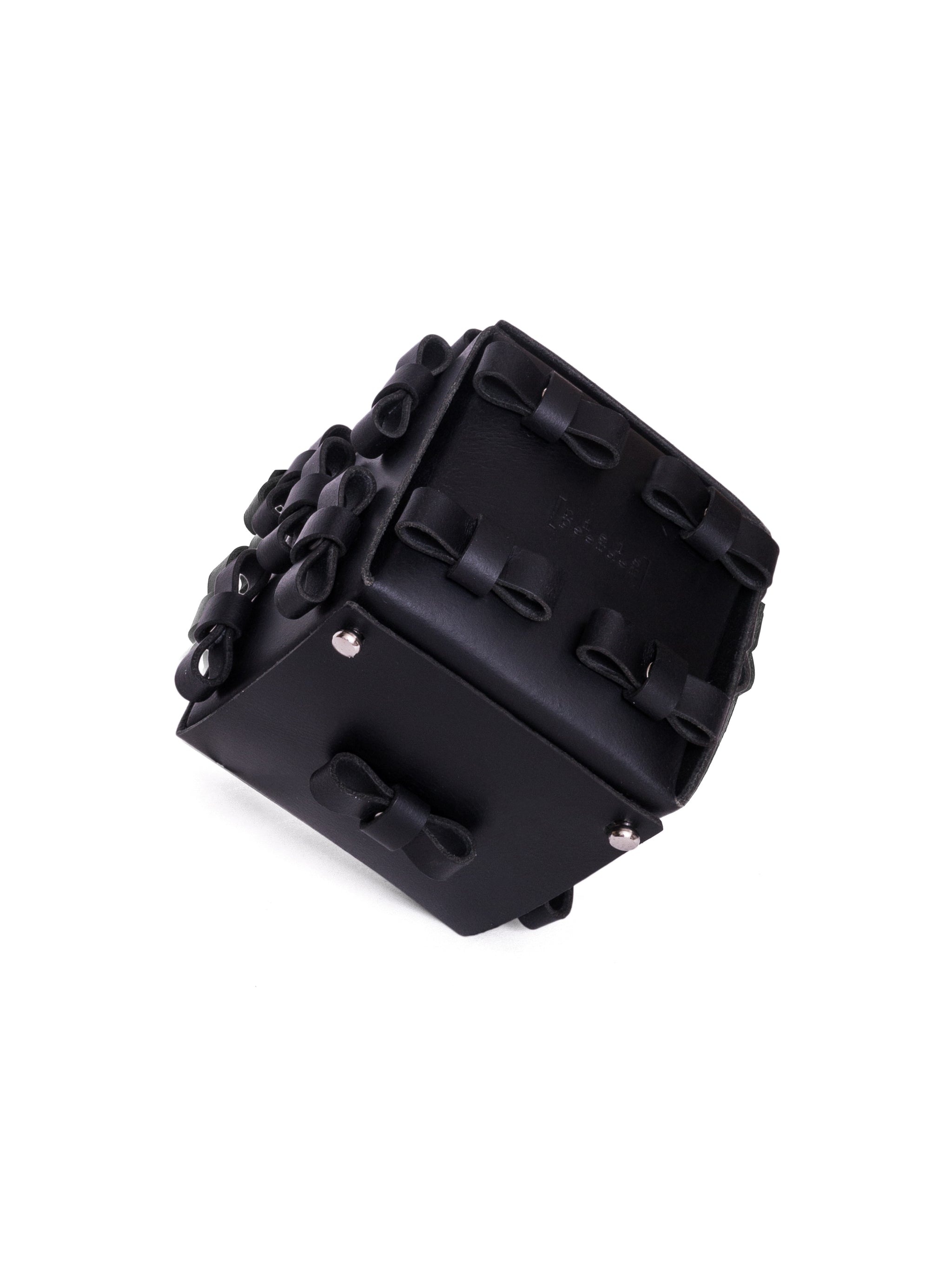 NEW ARRIVALS – Niels Peeraer